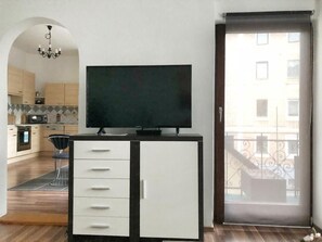 Apartamento, 1 quarto, vista para o lago | Área de estar | TV de tela plana 30 polegadas com canais via satélite, TV