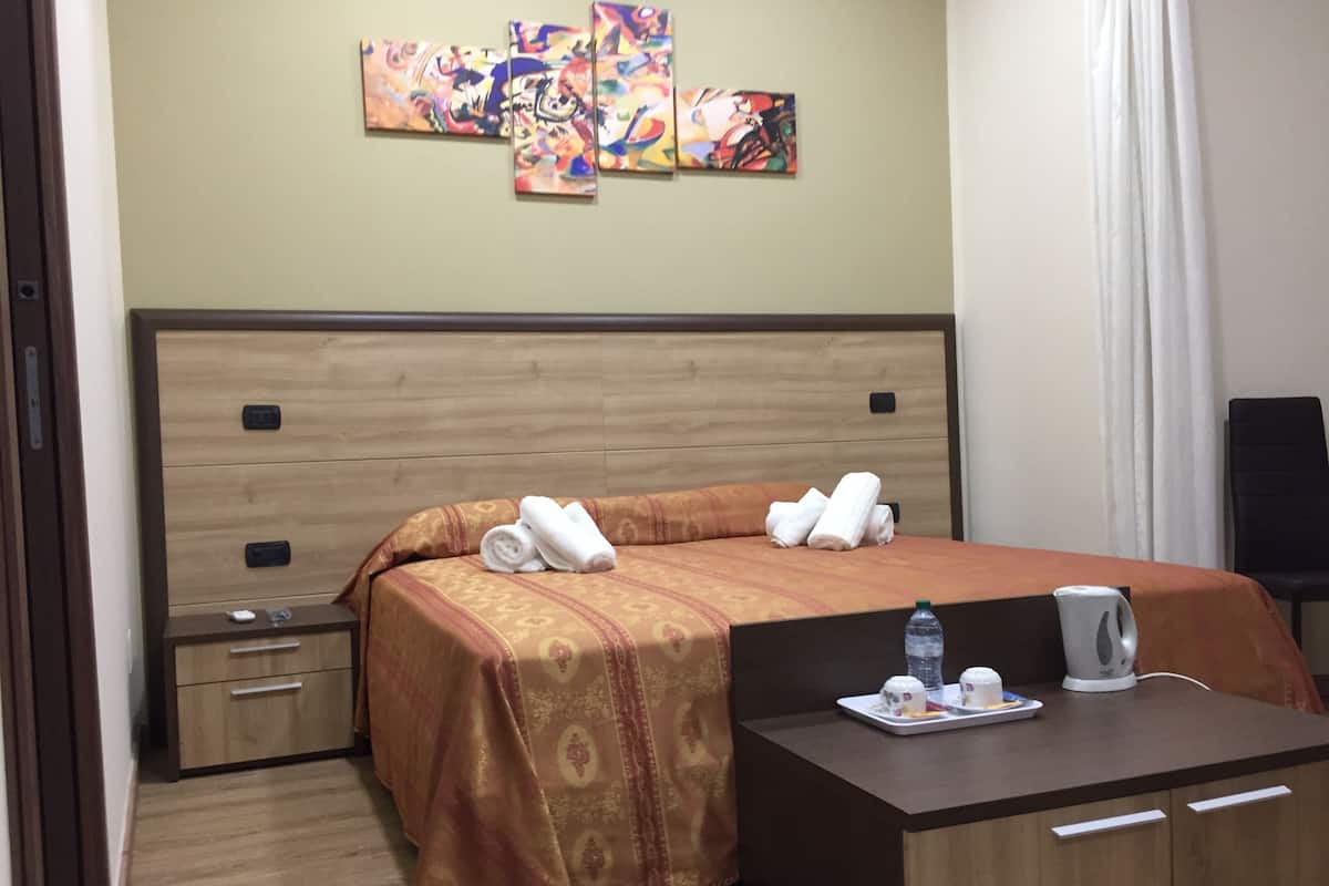 Quarto casal standard | Cofres nos quartos, escrivaninha, Wi-Fi de cortesia, roupa de cama
