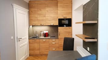 Estúdio Superior, varanda, vista para o pátio (Top 24) | Refeições no quarto