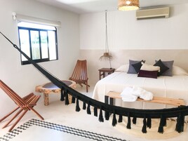 Quarto casal luxo, 1 quarto, vista para a cidade | Cofres nos quartos, cortinas blackout, Wi-Fi de cortesia