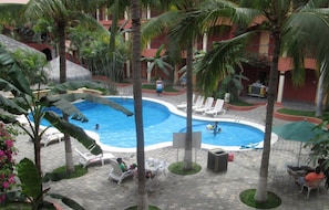 Piscina exterior, toldos gratuitos