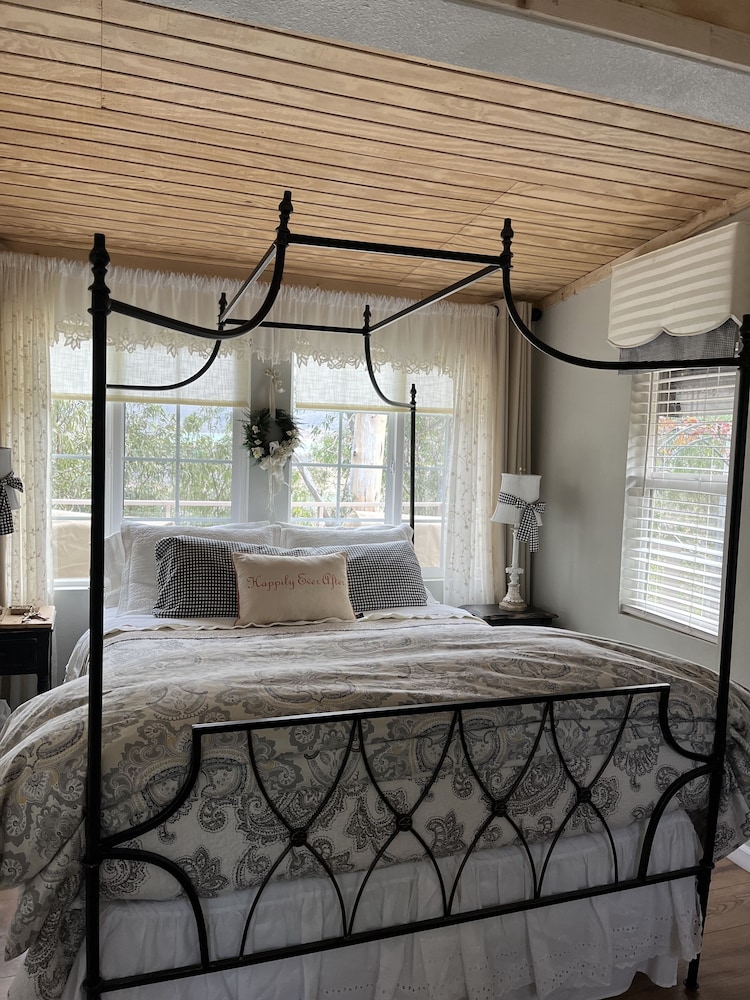 Bluebird Cottage A French Country Experience - Vista, CA