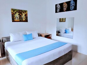 Quarto Deluxe | Roupa de alta qualidade, minibar, cofre no quarto, secretária 