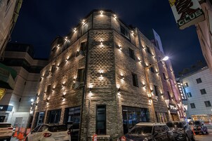 Fachada do alojamento (tarde/noite)