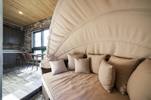 Suite, terraço | Edredões de penas, secretária, Wi-fi grátis, roupa de cama fornecida