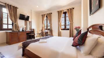 Quarto Duplo ou Twin Cidade | Minibar, secretária, cortinas/cortinados opacos, Wi-fi grátis