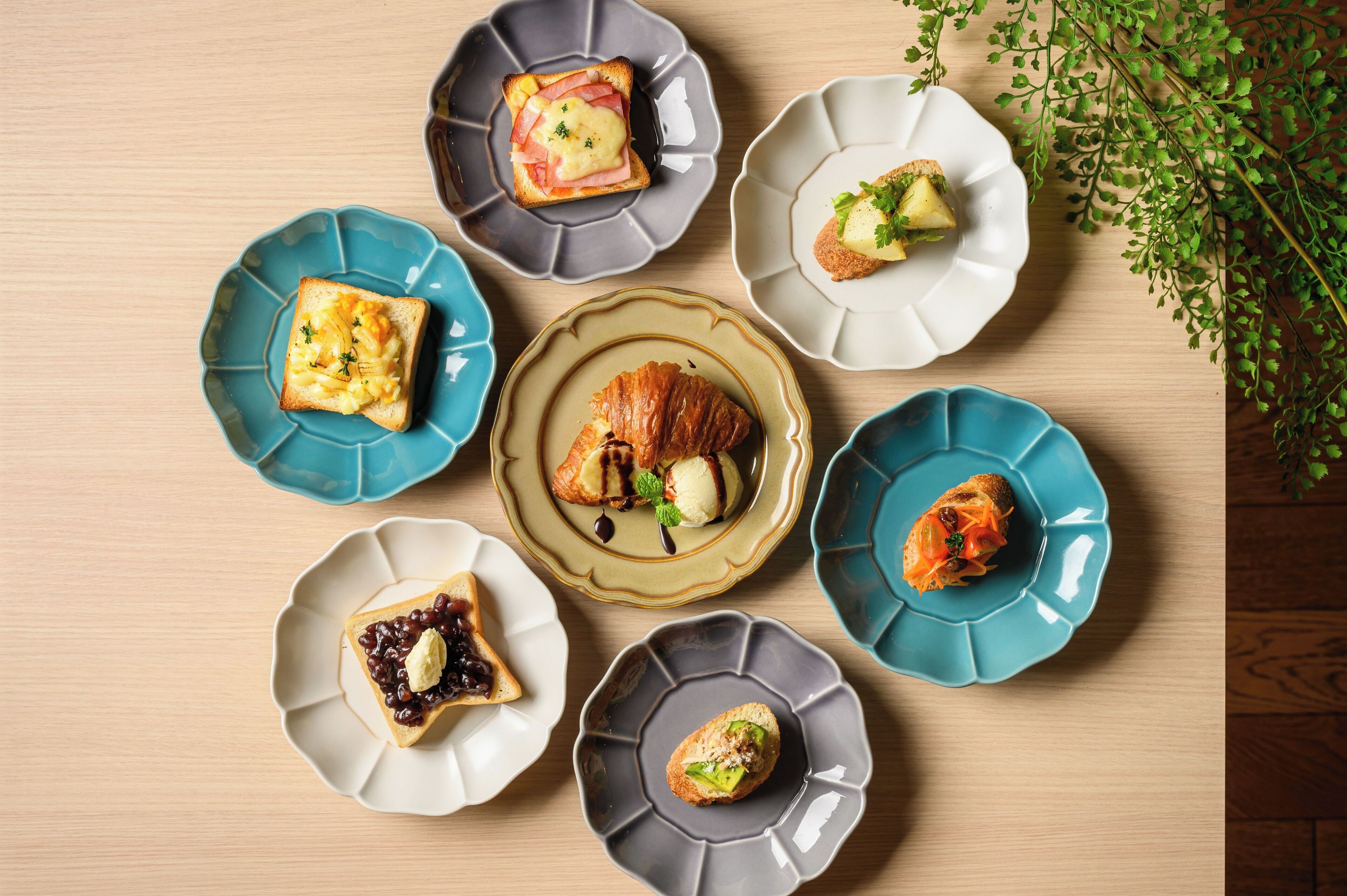 Uma mesa com diversos alimentos em pratos.