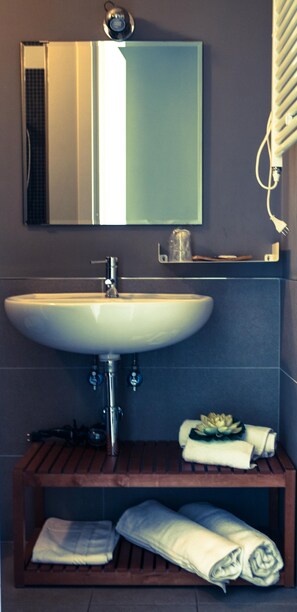 Quarto luxo | Banheiro | Chuveiro, chuveiro com efeito de chuva, produtos de toalete grátis 