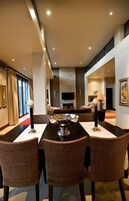 Villa, 5 quartos (Entabeni Luxury) | Sala de estar | Televisor LED 