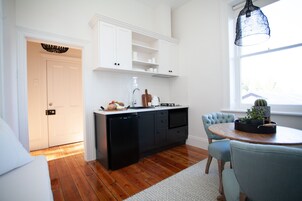 Suite Deluxe, 1 cama king-size, não fumadores, cozinha | Cozinha privada | Uma placa de cozinha, uma máquina de café expresso, uma cafeteira/bule 