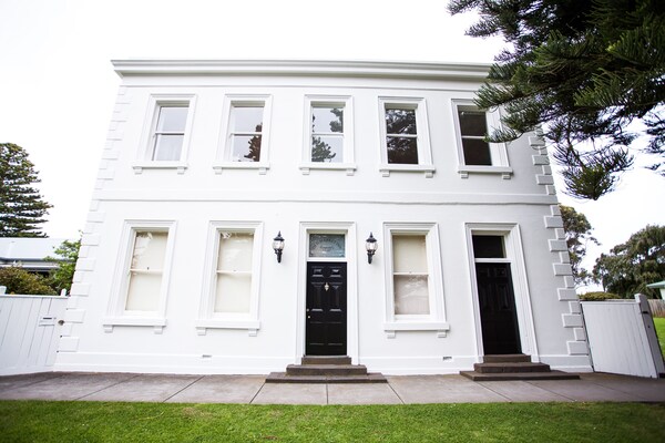 Historic 1870s Old Market Inn - Osmond Suite - Port Fairy
