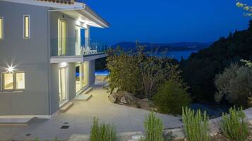 Fachada do alojamento (tarde/noite)