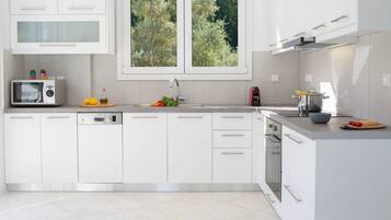 Villa, 4 quartos, piscina privativa, vista para o mar | Kitchenette privada | Um frigorífico, um micro-ondas, um forno, uma placa de cozinha