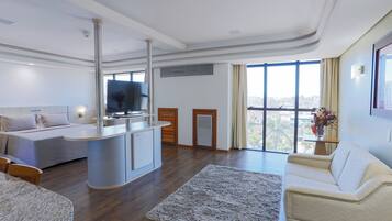 Suíte executiva | Frigobar, escrivaninha, espaço de trabalho para notebook