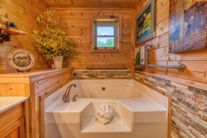 Cabine, várias camas, banheira de hidromassagem grande | Casa de banho | Toalhas fornecidas