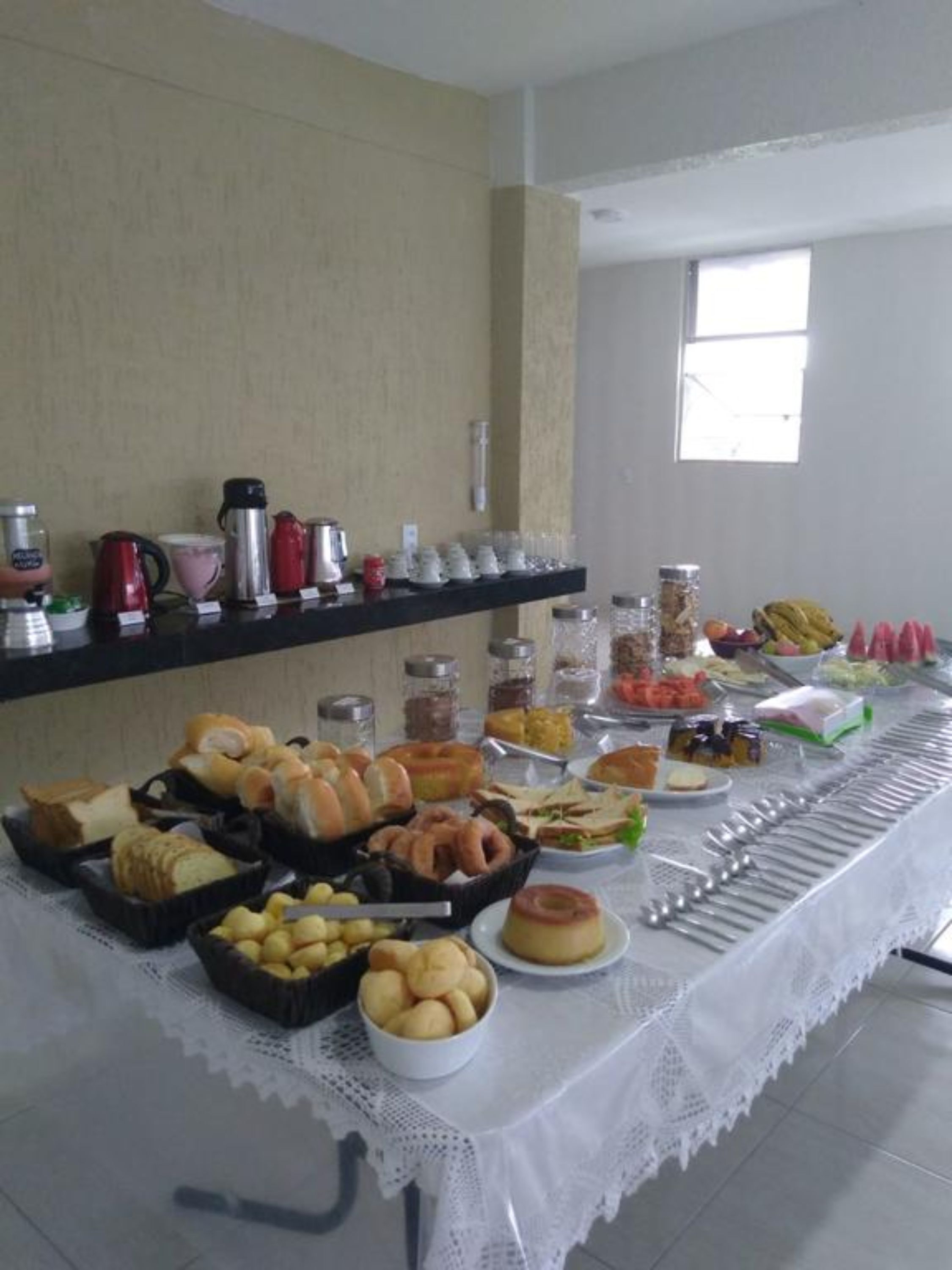 Café da manhã com buffet grátis todos os dias