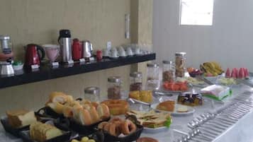 Café da manhã com buffet grátis todos os dias