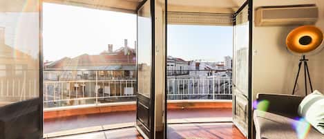 Apartamento, 2 quartos, cozinha | Área de estar | TV de tela plana