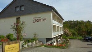 Um edifício com uma placa que diz 'Hotel Garni Jägerhof'.