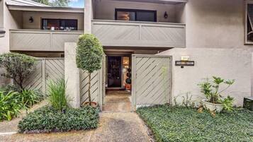 Apartamento em Condomínio Fechado | Exterior