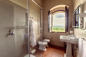 Quarto Duplo Deluxe (Val d'Orcia) | Casa de banho | Um polibã, um chuveiro fixo, artigos de higiene pessoal grátis 