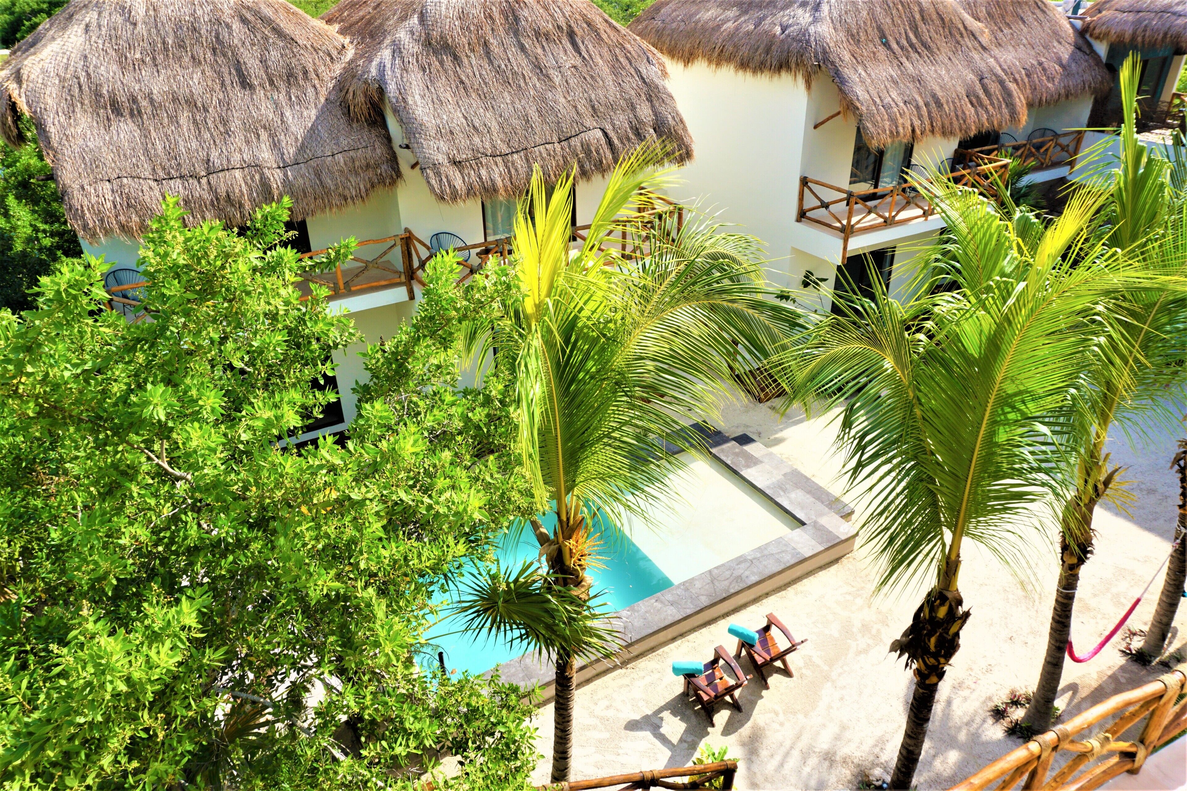 Piscina externa, funciona das 9h às 21h, espreguiçadeiras