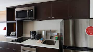 Um frigorífico, um micro-ondas, uma placa de cozinha