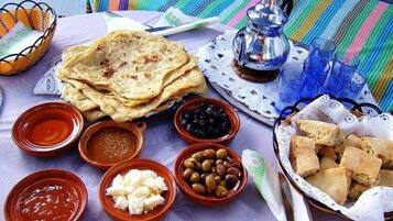 Pequeno-almoço inspirado na cozinha local diário incluído