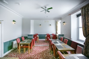 Café da manhã completo grátis todos os dias