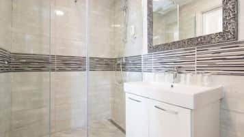 Suite, 2 quartos, terraço | Casa de banho | Um secador de cabelo, toalhas fornecidas, sabão, papel higiénico