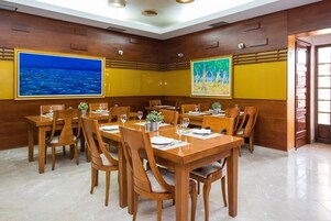 Café da manhã continental todos os dias (EUR 15 por pessoa) 