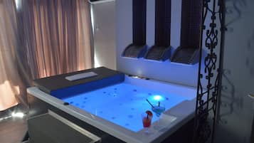 Suíte estúdio lua de mel, vista parcial para o mar (Private Spa Tub) | Banheira de hidromassagem particular