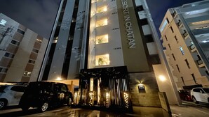 Um edifício de vários andares com uma placa que diz 'AJARESORT IN CHATTAN'.