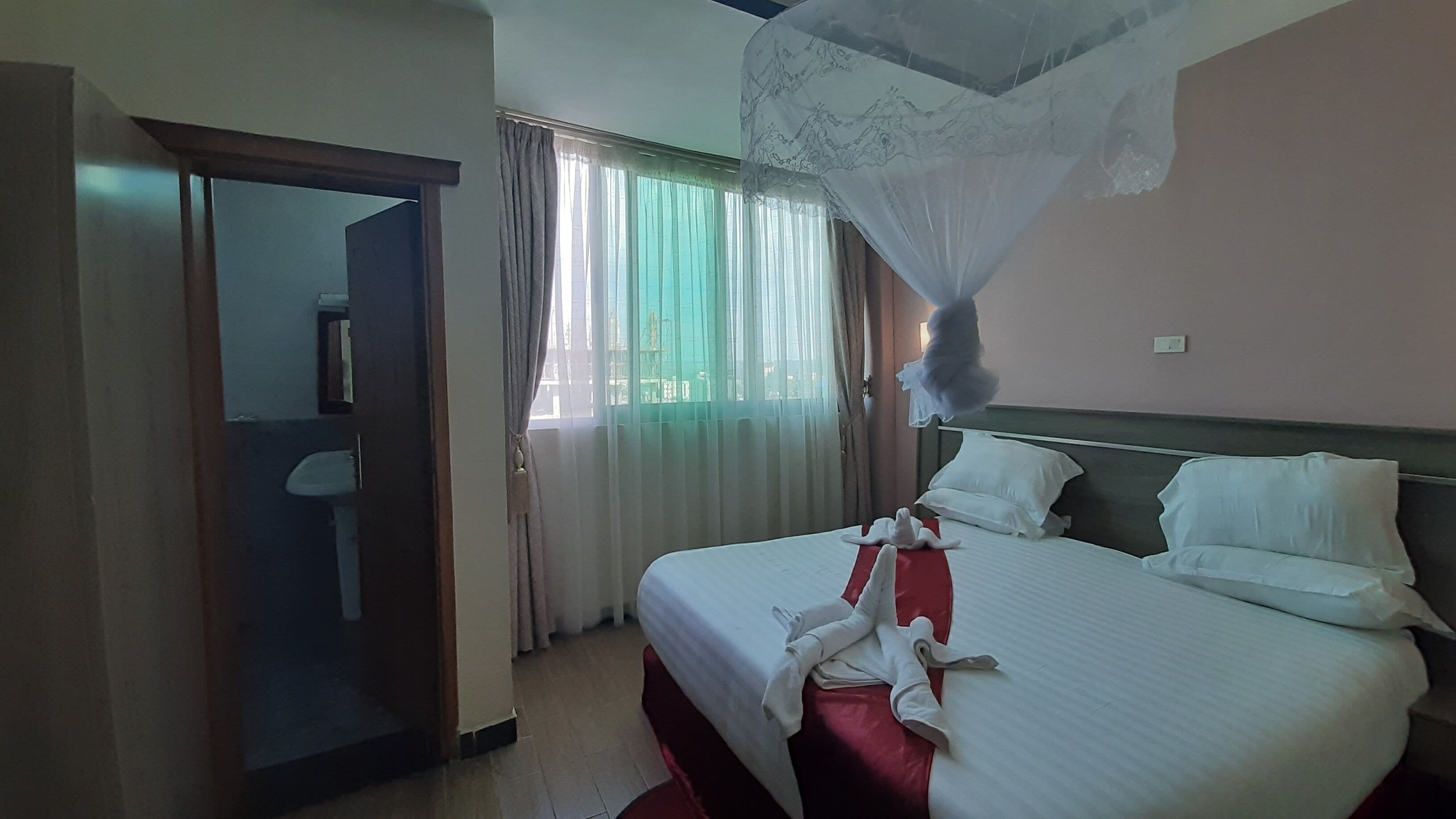 Standard King Room | Camas com colchões pillow-top, frigobar, escrivaninha