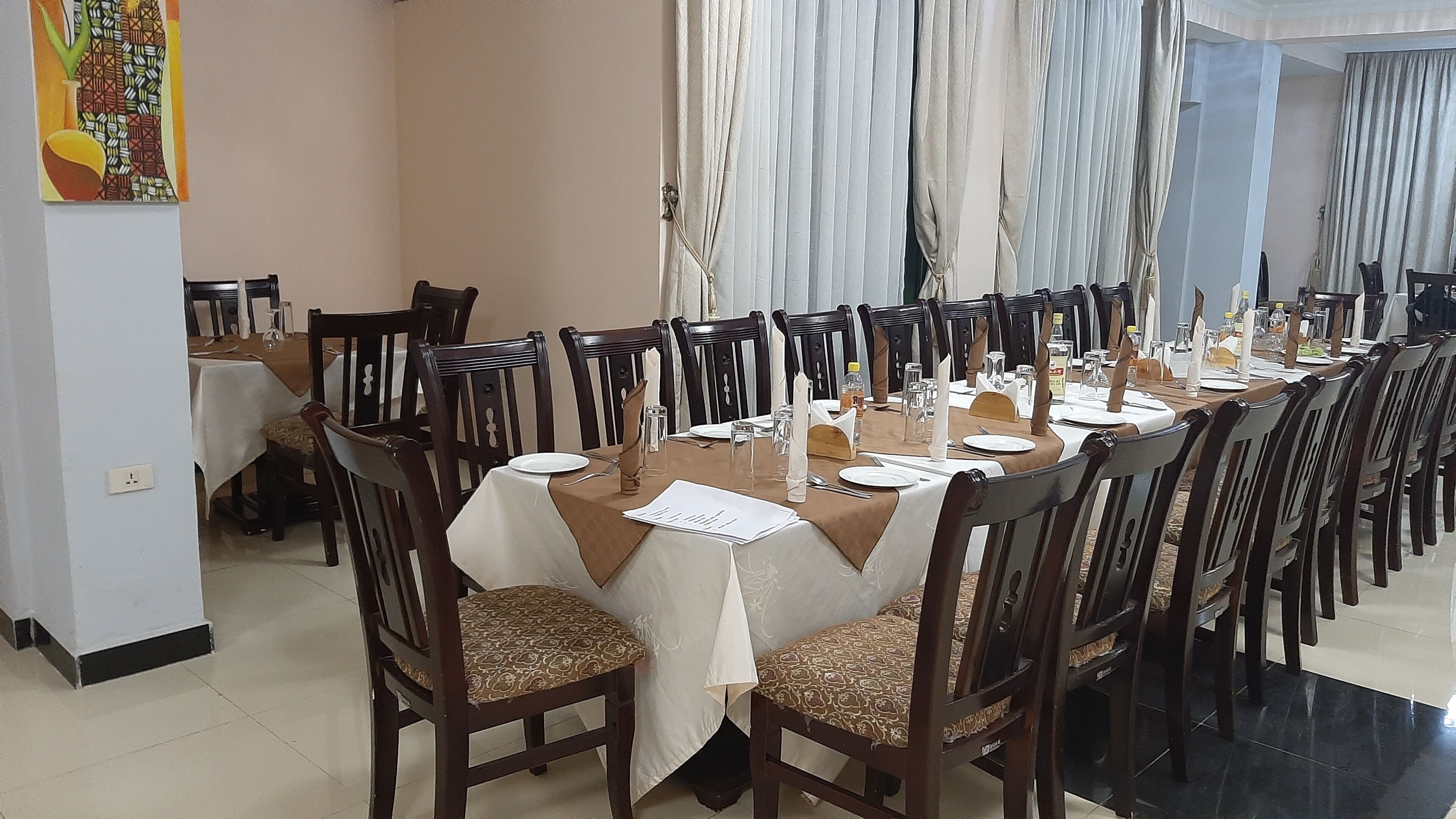 Café da manhã com buffet grátis todos os dias