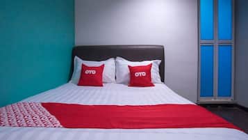 Quarto casal standard, 1 cama Queen | Escrivaninha, espaço de trabalho para notebook, Wi-Fi de cortesia