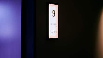 Placa na parede com o número 9 e dois números de telefone.