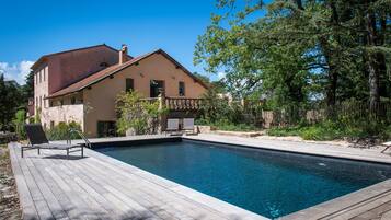 Piscina exterior sazonal, espreguiçadeiras