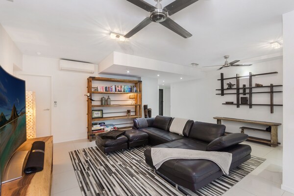 Luxury Pool Side Apartment In Beachfront Resort - Cairns