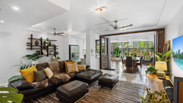 Luxury Pool Side Apartment In Beachfront Resort - Cairns