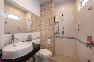 Quarto Duplo Deluxe | Casa de banho | Um polibã, chinelos, um bidé, toalhas fornecidas