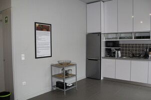 Quarto Quádruplo Standard | Cozinha partilhada | Uma chaleira elétrica 