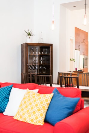 Apartamento, 2 quartos | Sala de estar | TV de ecrã plano 
