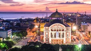 Paisagem urbana com um edifício imponente, com cúpula e arquitetura clássica.