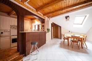 Apartamento, 2 quartos | Opções para refeição no quarto