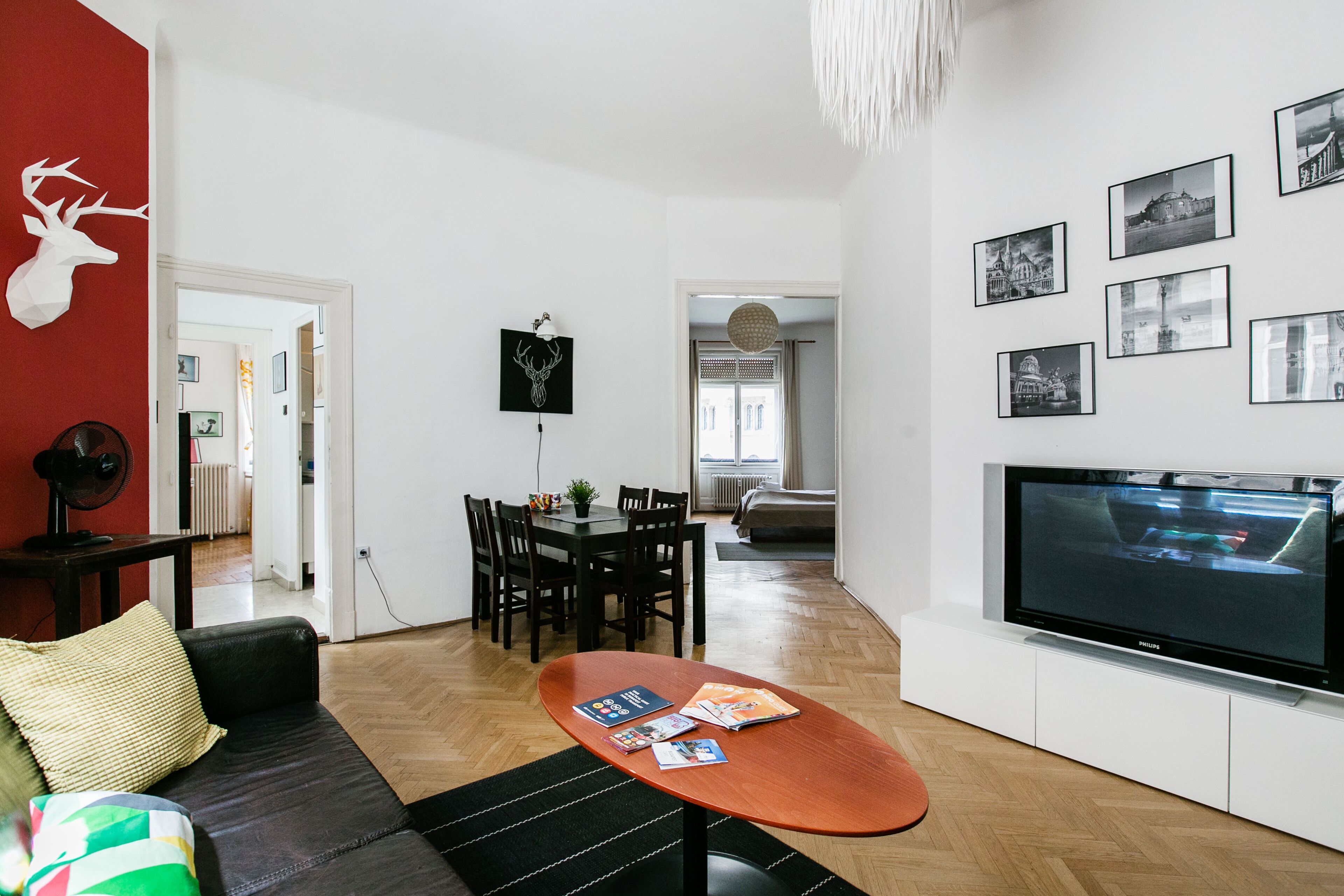 Apartamento, 3 quartos | Sala de estar | Televisor 