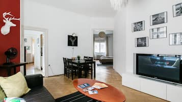 Apartamento, 3 quartos | Sala de estar | Televisor