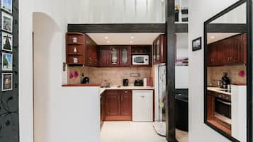 Apartamento, 2 quartos | Cozinha privada | Um frigorífico, um micro-ondas, uma placa de cozinha