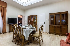 Apartamento, 3 quartos | Opções para refeição no quarto