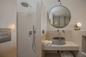 Suite-Estúdio Deluxe, vista para o mar | Casa de banho | Um secador de cabelo, toalhas fornecidas, sabão, papel higiénico 